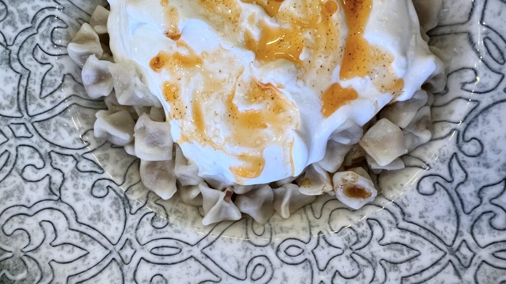 Opskrift: Tyrkisk manti med yoghurt og smørsauce • Alanya.Dk - Den ...